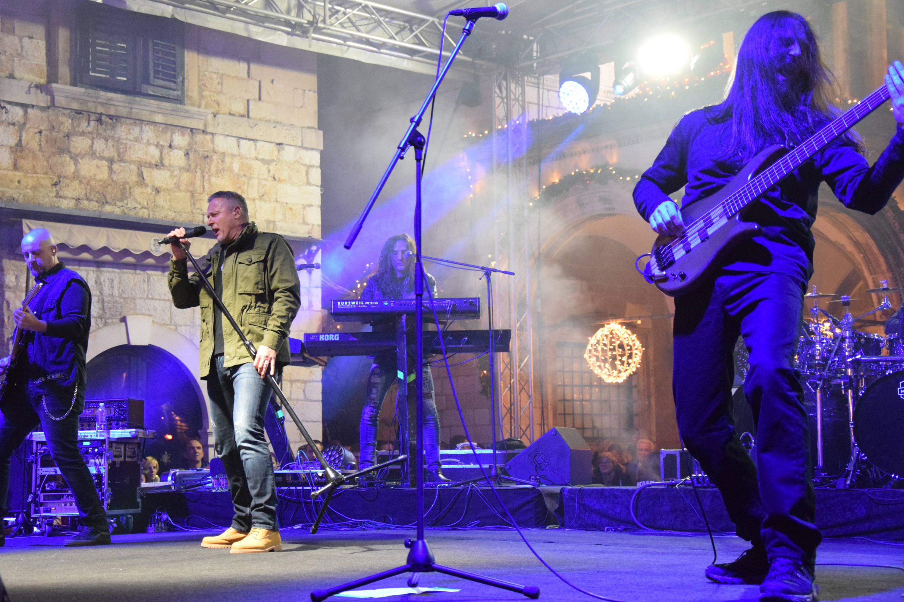 FOTOGALERIJA: SPEKTAKL NA STRADUNU Tisuće ljudi na Thompsonovom koncertu