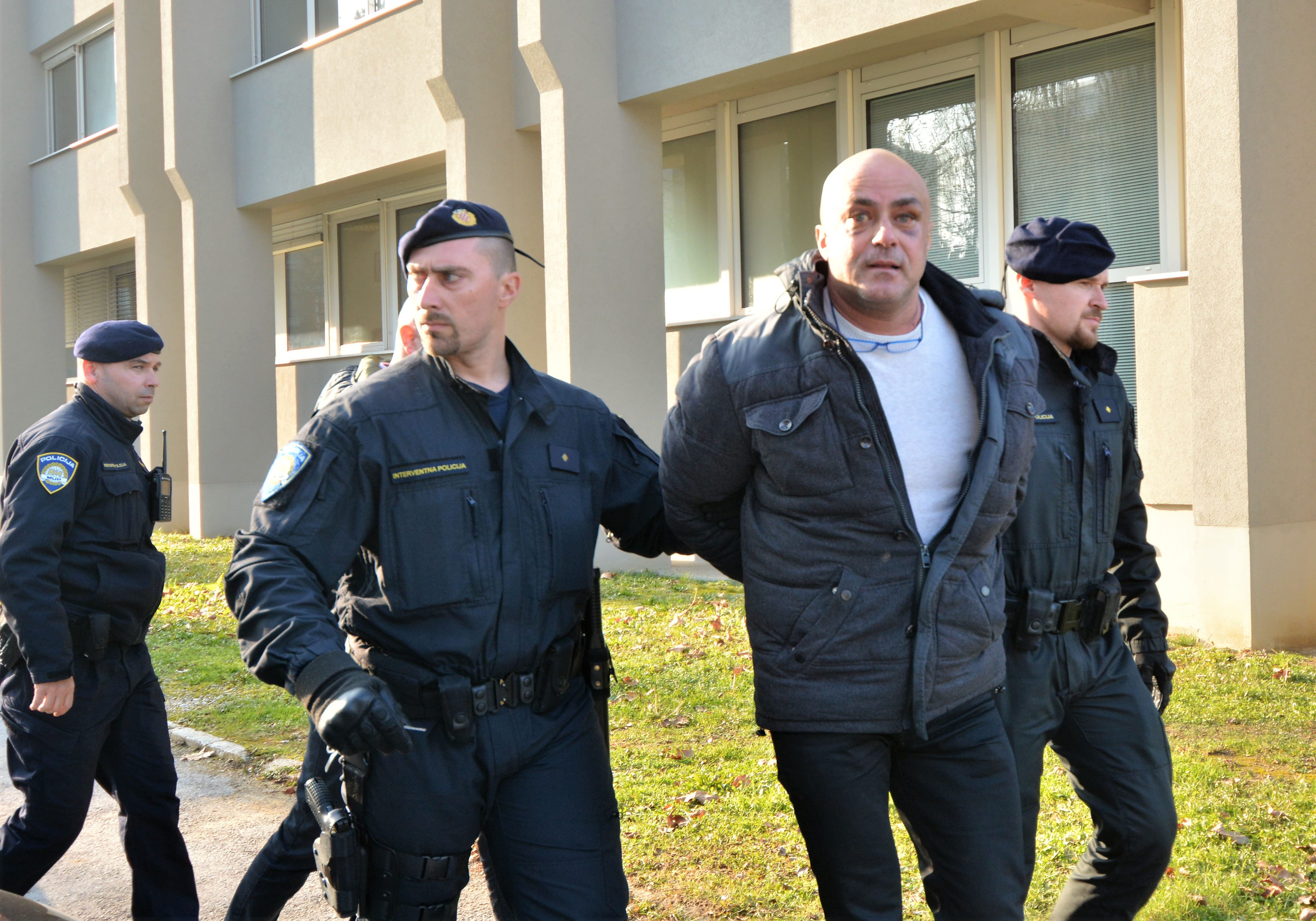 Leon Lučić pljuvao na novinare i vikao: 'Što je bando, mamu vam j..em!'