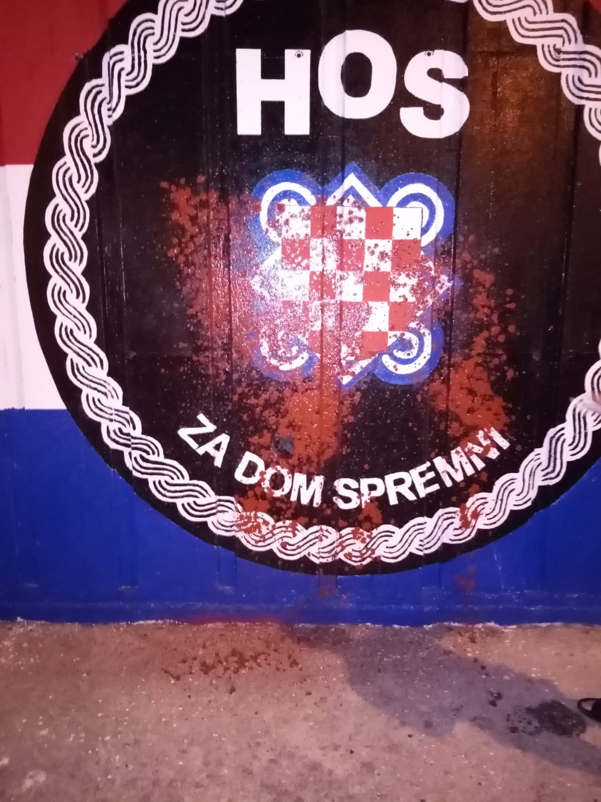 Crvenom bojom poliven grb HOS-a u Splitu; HSP: Potrebno je nadopuniti ...