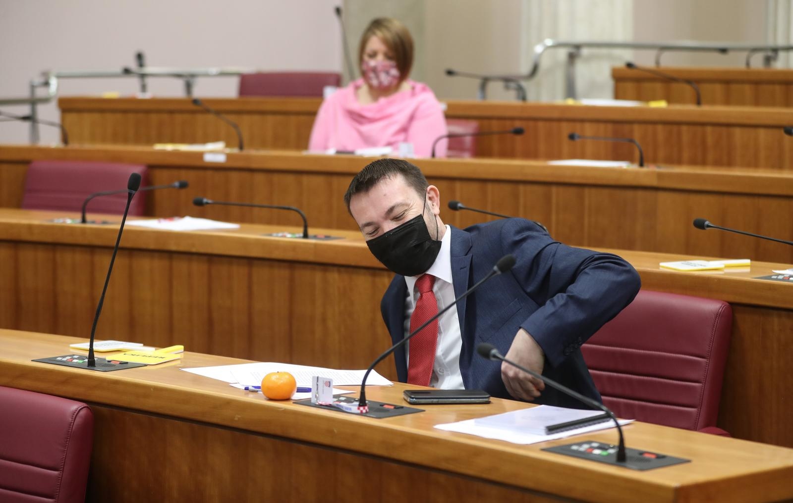 FOTO Arsen Bauk u Saboru odao počast Balaševiću, njegova gesta dirnula ...