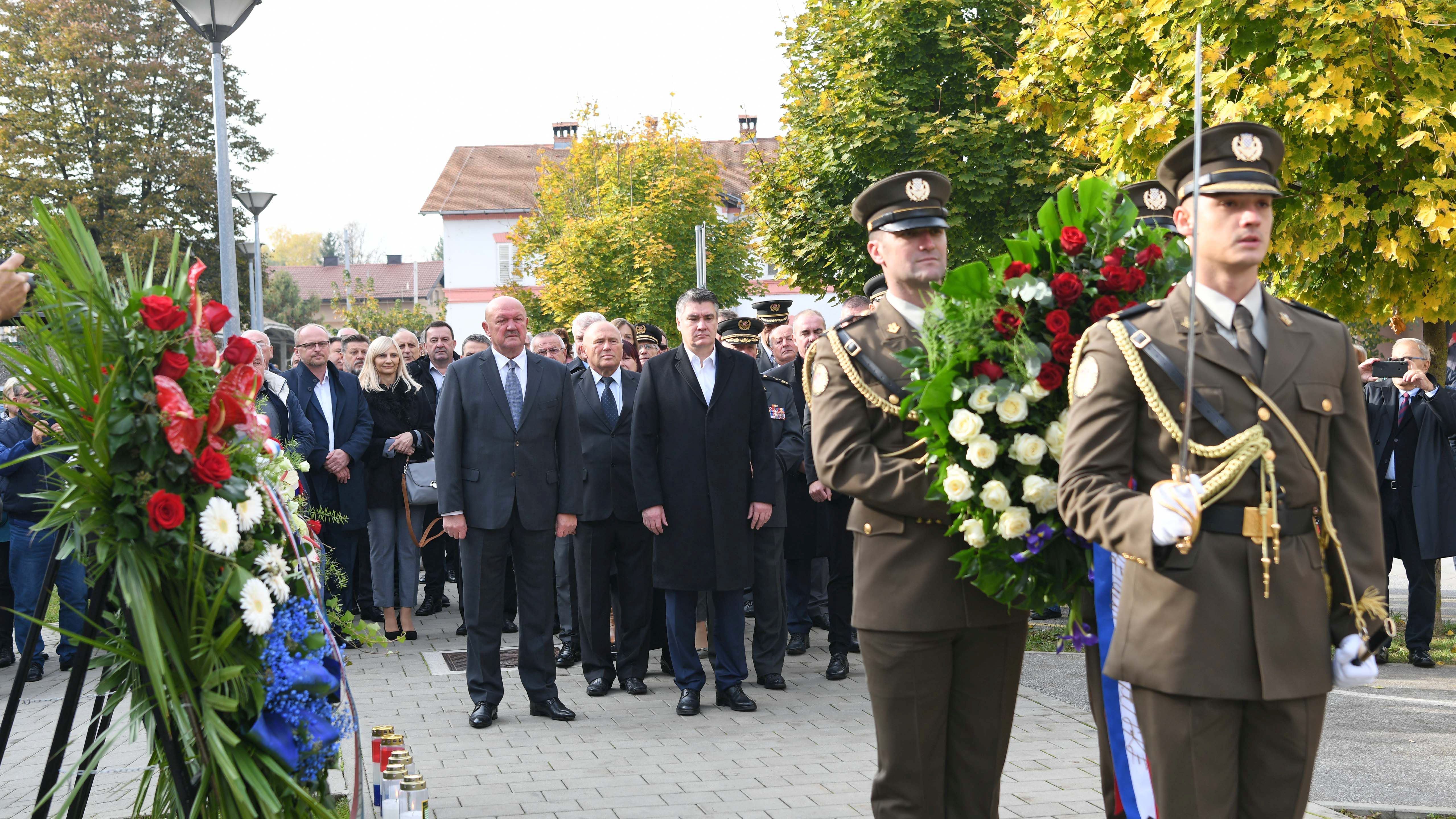 FOTO Milanović u Dugoj Resi odlikovao pripadnike 137. brigade Hrvatske ...
