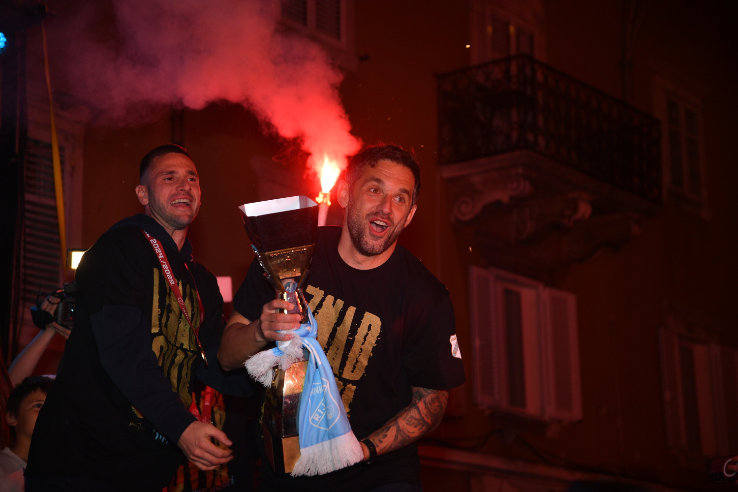 Pogledajte slavlje u Rijeci: Igrači i navijači slavili do dugo u noć ...