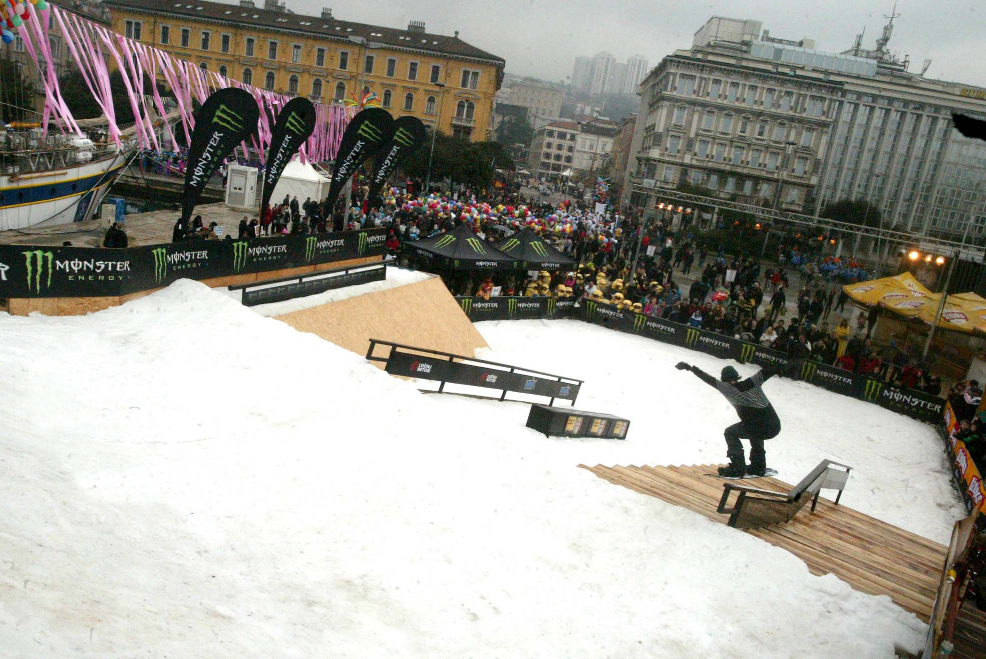 U Rijeci Carnival Snowboard Session na snježnoj stazi uz more