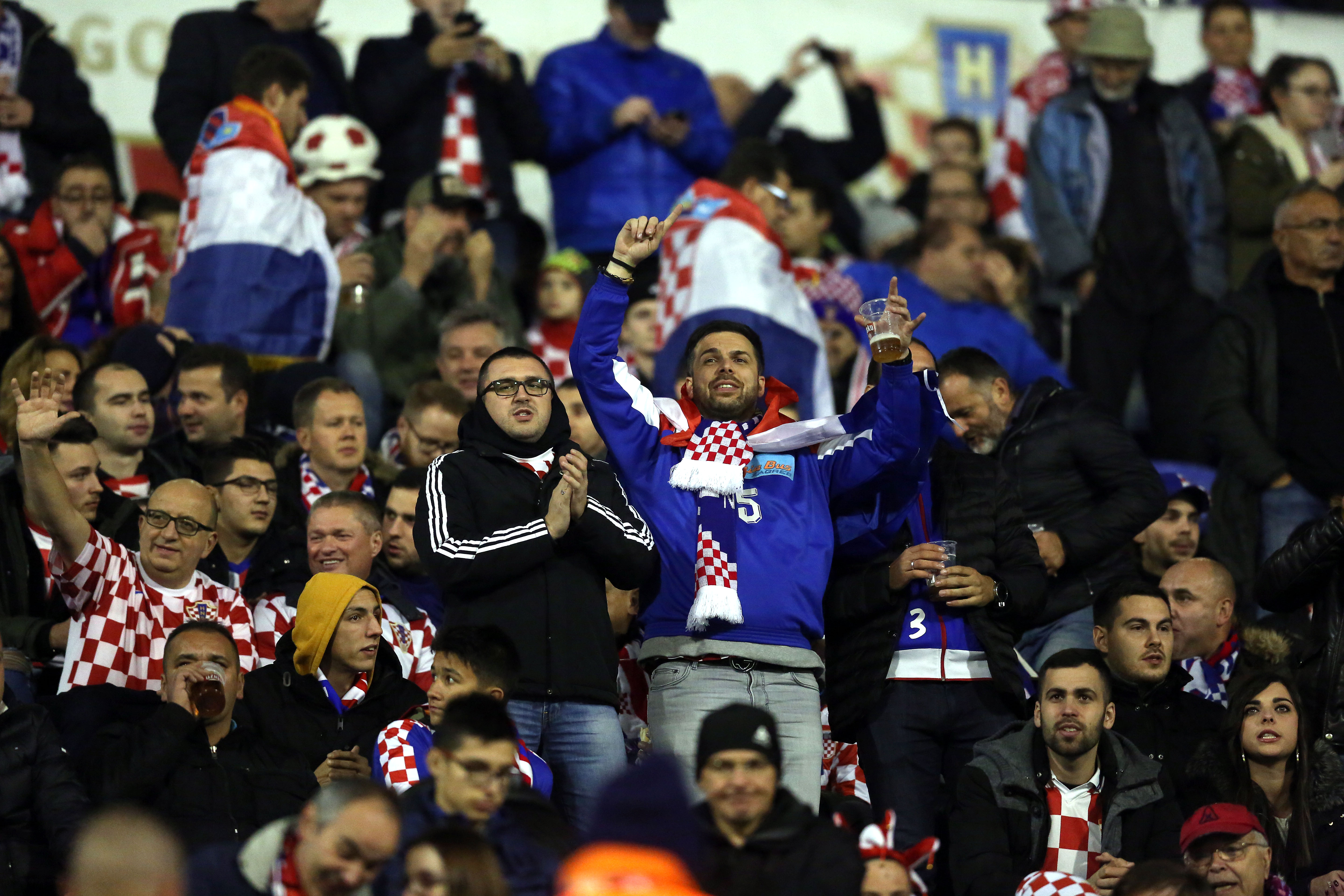 HRVATSKI NAVIJAČI STIGLI U PIREJ Srbi im kupili ulaznice?