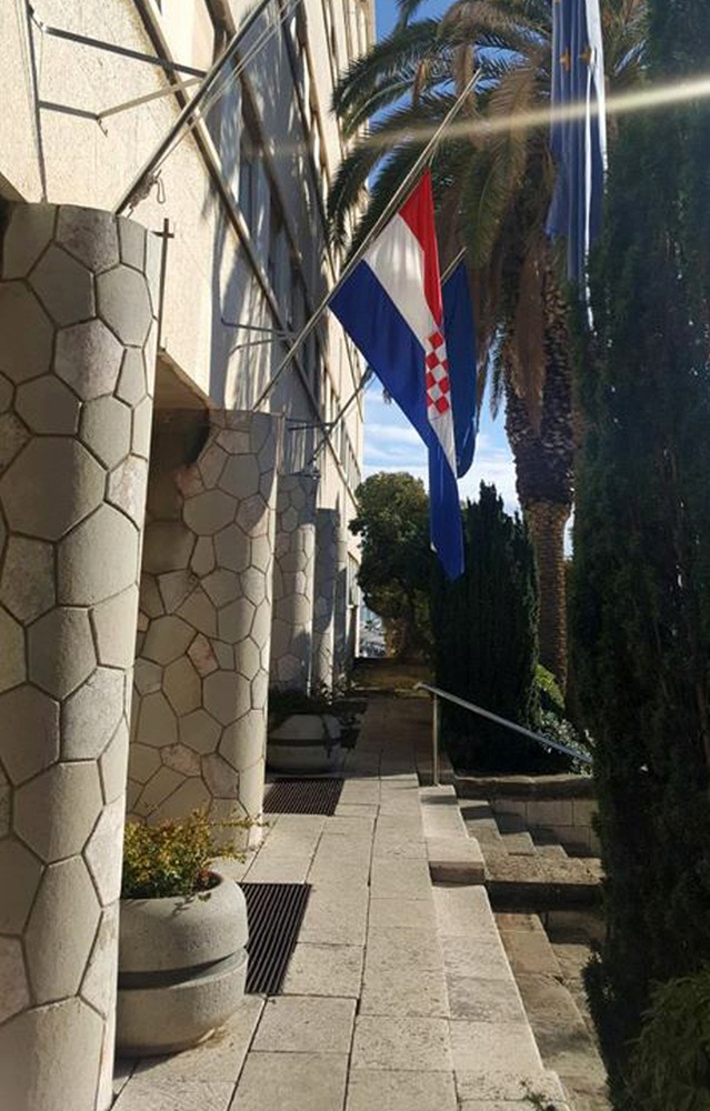 SPLIT Na Banovini u čast Slobodanu Praljku hrvatska zastava na pola koplja