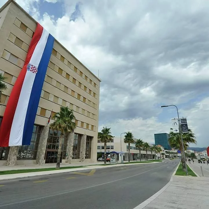 SPLIT Hrvatske zastave izvješene na Banovini i zgradi Županije