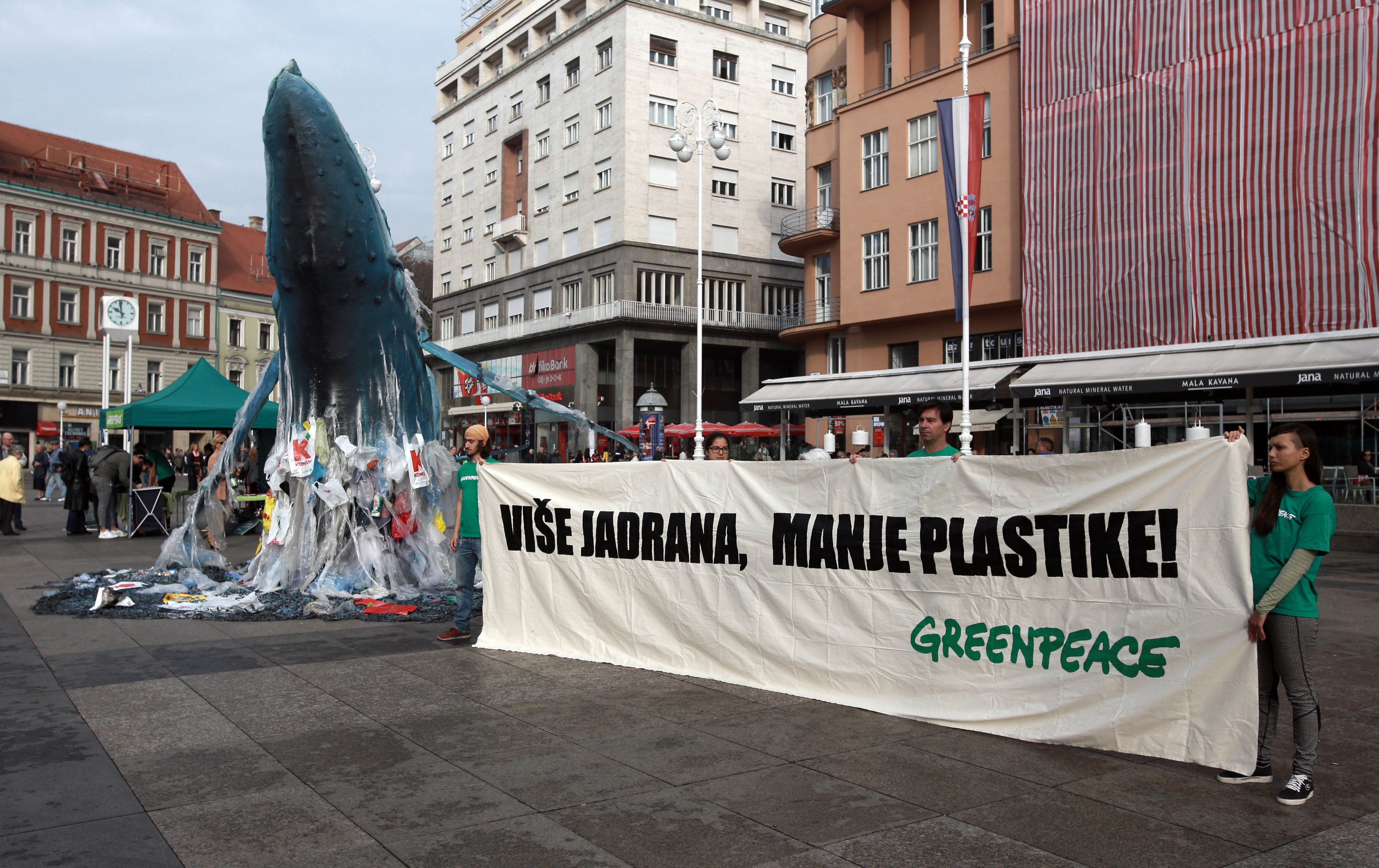 FOTO/VIDEO Zagrepčane na Trgu dočekao veliki grbavi kit!