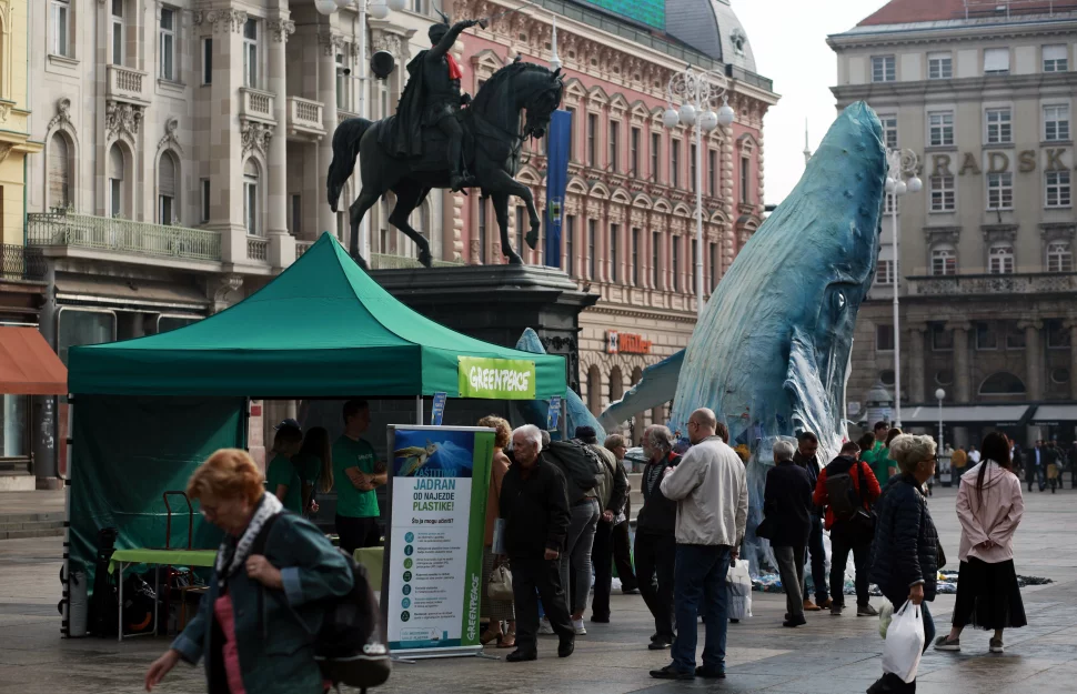 FOTO/VIDEO Zagrepčane na Trgu dočekao veliki grbavi kit!