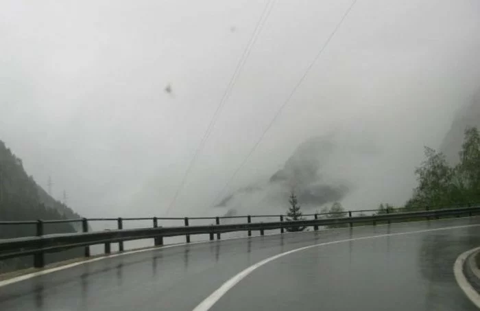 Magla i skliski kolnici otežavaju promet diljem zemlje