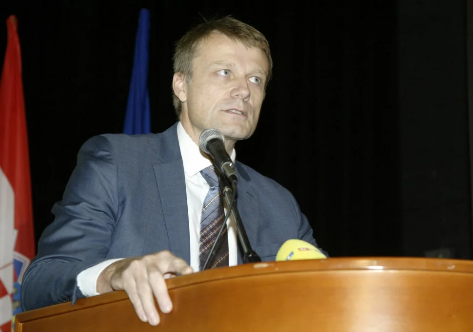 Novak će na poziv sindikata posjetiti 3. maj; za plaće Vlada nema ...