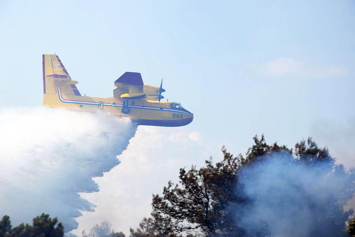 Kanader upućen na gašenje požara kod Dicma