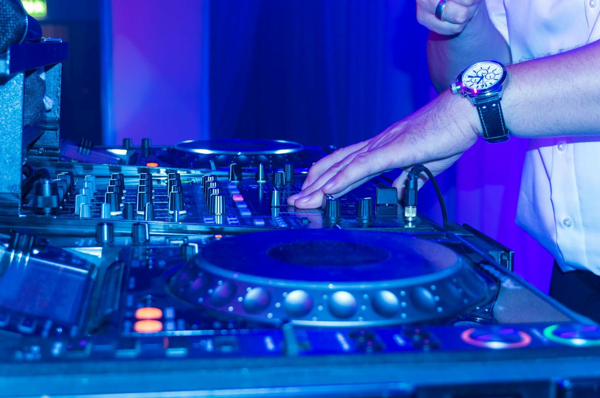 TRAGIČNA SMRT Preminuo mladi srpski DJ Ivan Janjić, začetnik LGBT zabava