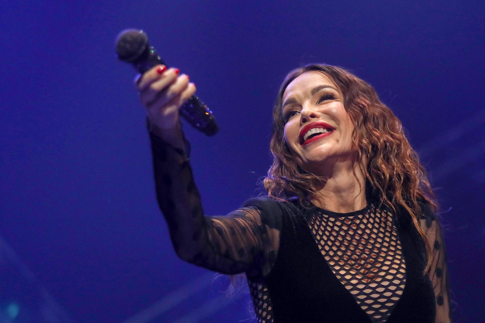 VIDEO: SEVERINA ZAPLAKALA U ARENI Usred koncerta molila Oče naš i ...