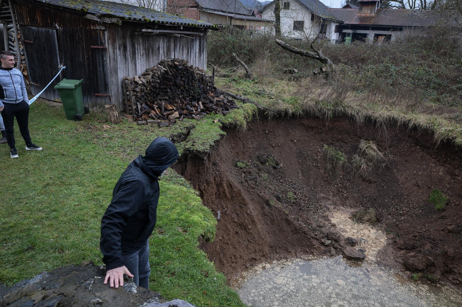 RUPE U SELU MEČENČANI Stanovnici u strahu jer se neobična pojava sve ...
