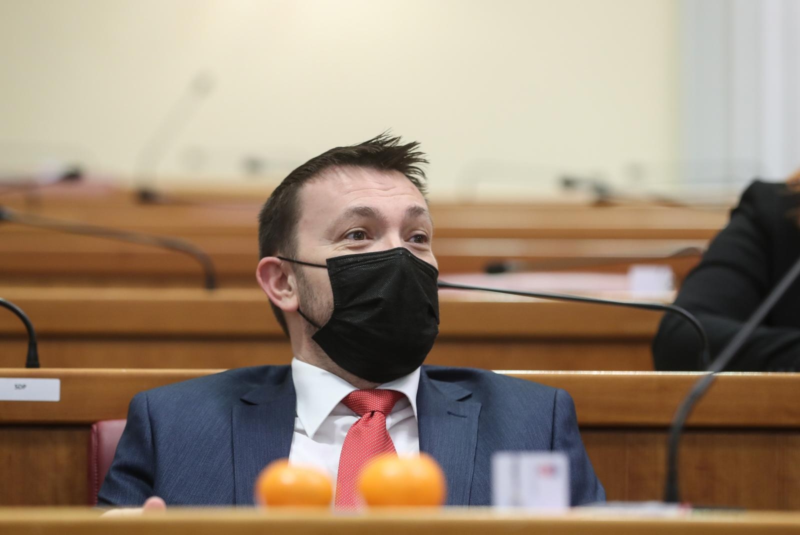 FOTO Arsen Bauk u Saboru odao počast Balaševiću, njegova gesta dirnula ...