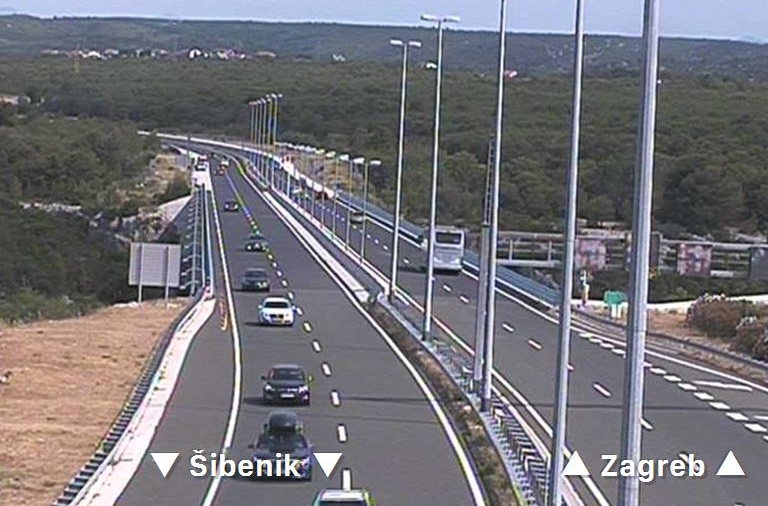 Pojačan promet na cestama, zbog prometne nesreće vozi se usporeno između Skradina i Šibenika