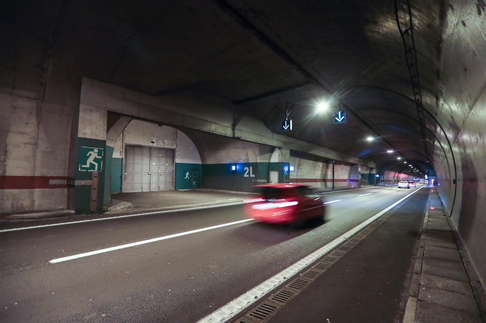 VOZAČI, OPREZ Pokvarilo se vozilo u tunelu na A6, vozi se jednom prometnom trakom