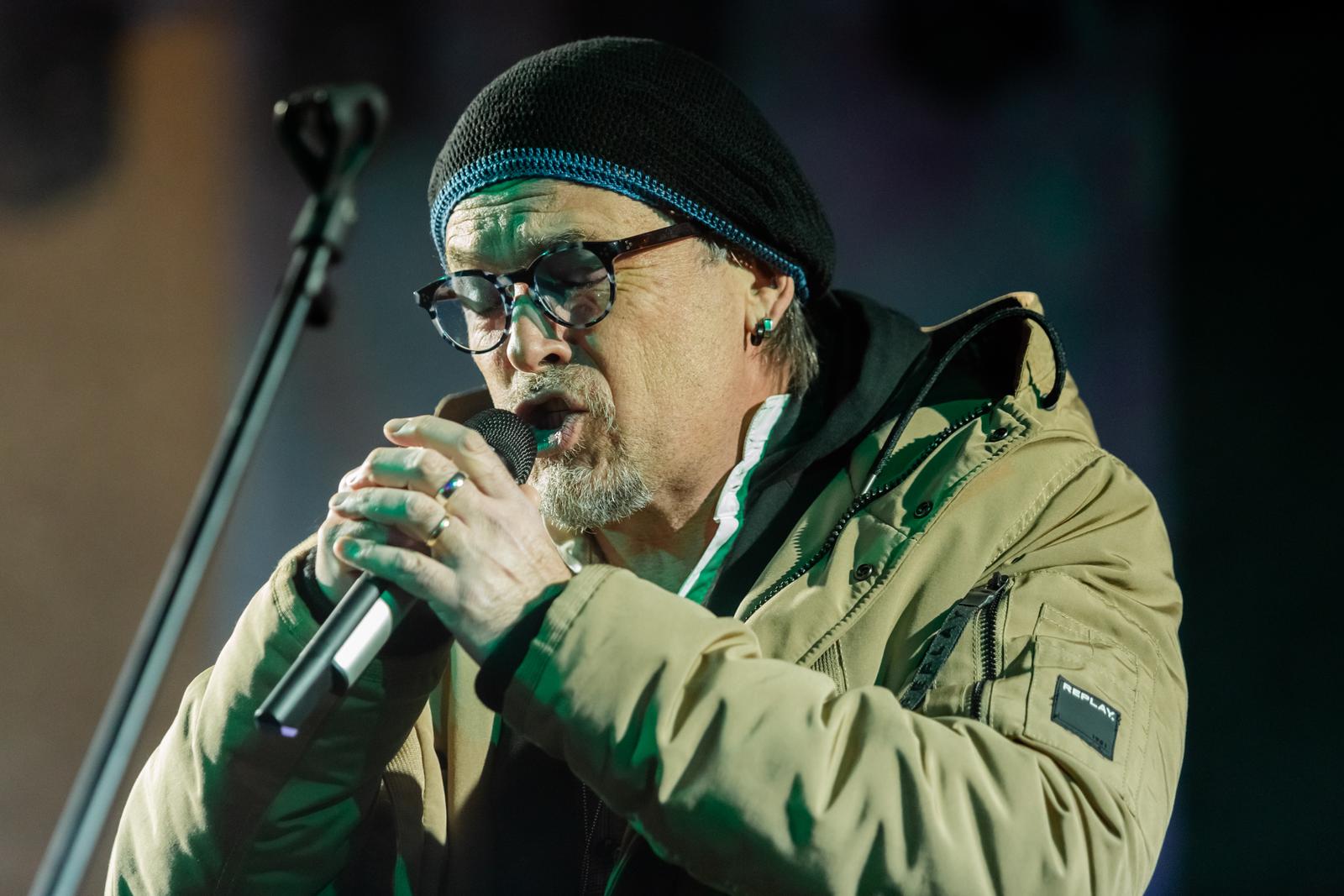 Gibonni se tijekom nastupa opet ispričao: 'Bilo je na stolu neke spize ...