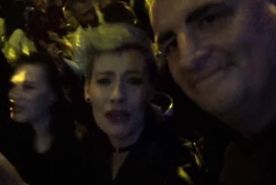 VIDEO Miro Bulj na koncertu Željka Bebeka, podržali ga protivnici Covid potvrdi: Sinj postaje ...