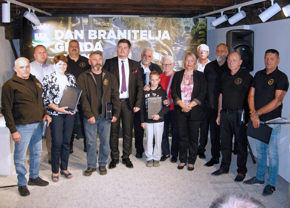 FOTO Deset Plakata 'Marijan Celjak' uručeno sisačkim braniteljima: Vi ...