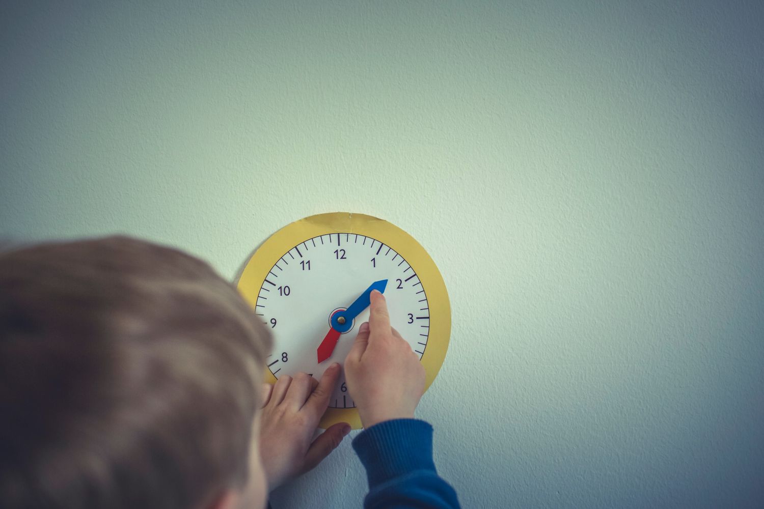 Analogni satovi izbacuju se iz učionica. Razlog? Naše djece ne znaju ...