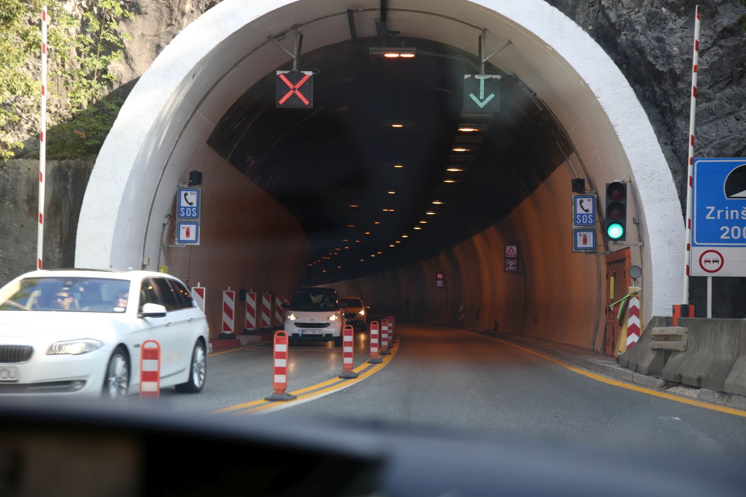 Prometna nesreća na A6 u tunelu Sleme, promet se odvija jednom prometnom trakom