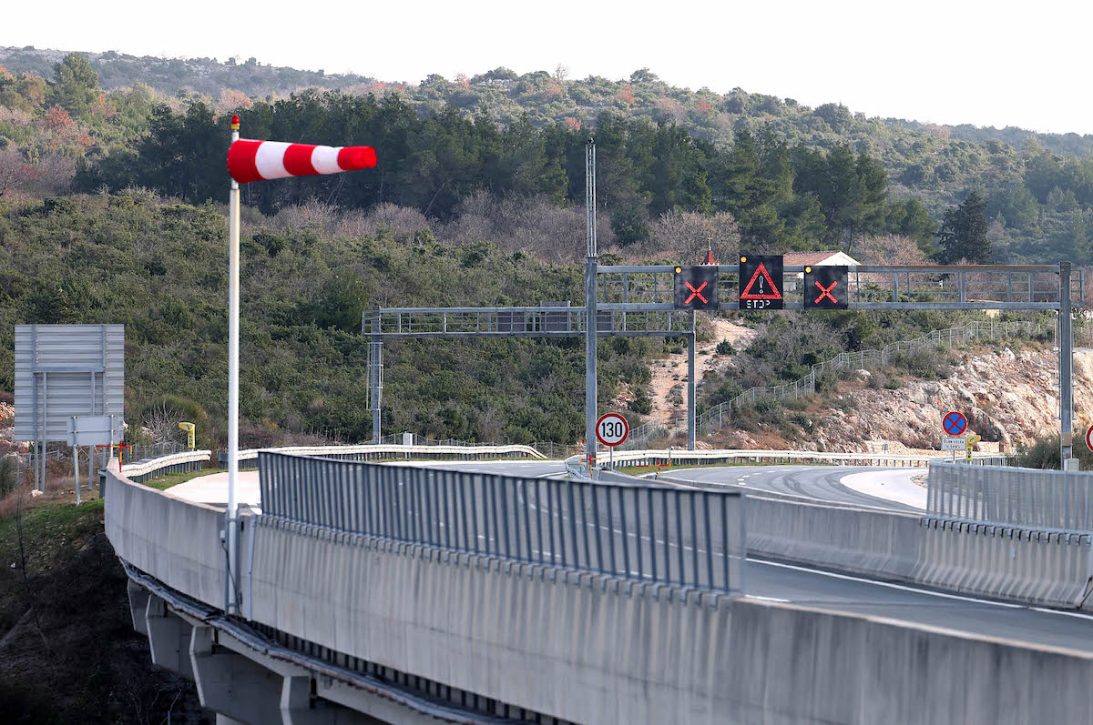 Oglasio se HAK: Zabrana prometa za prvu skupinu vozila zbog jakog vjetra na Jadranskoj magistrali