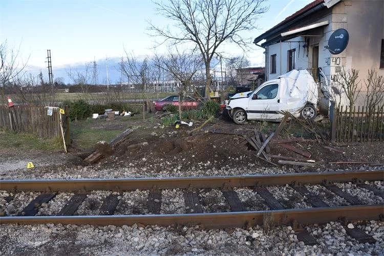 ZAVRŠIO U DVORIŠTU KUĆE Putnički vlak naletio na automobil, ozlijeđena jedna osoba