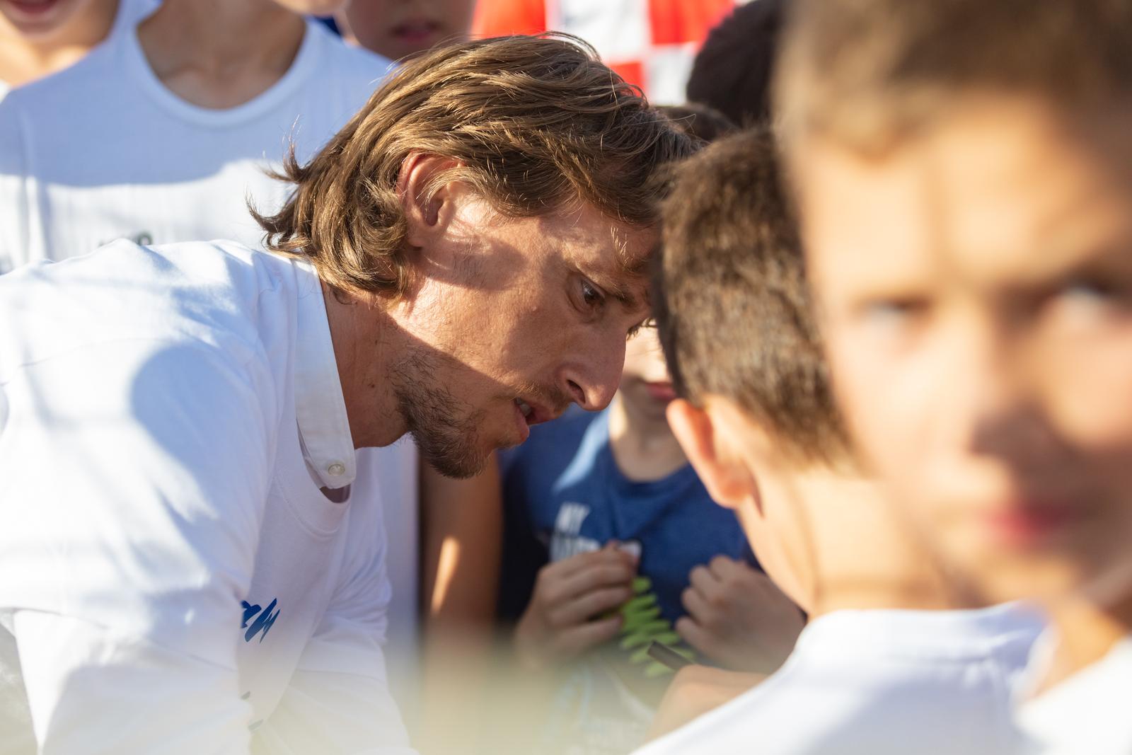 FOTO Modrić došao na utakmicu kćerke Eme. Oduševio djecu koja su ga tražila autogram