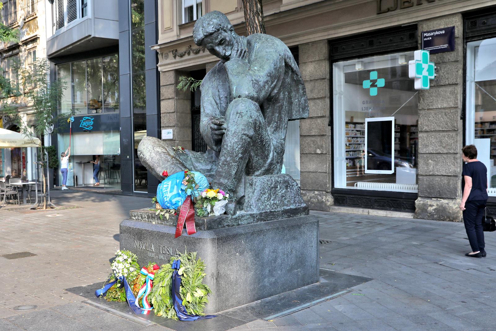 Netko je stvarno na Teslin spomenik u Zagrebu stavio smeće...