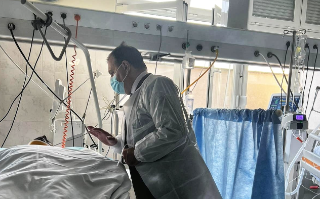 Radnik koji je preživio pad dizalice u oluji ima višestruki lom ruke, u ...