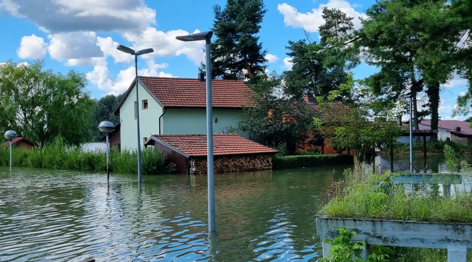 Drnje: Bujica probila novo korito i slijeva se u jezero i plavi ...