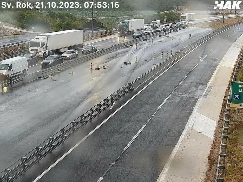 Stanje na hrvatskim prometnicama: Zatvorena autocesta između Svetog Roka i Rovanjske u oba smjera