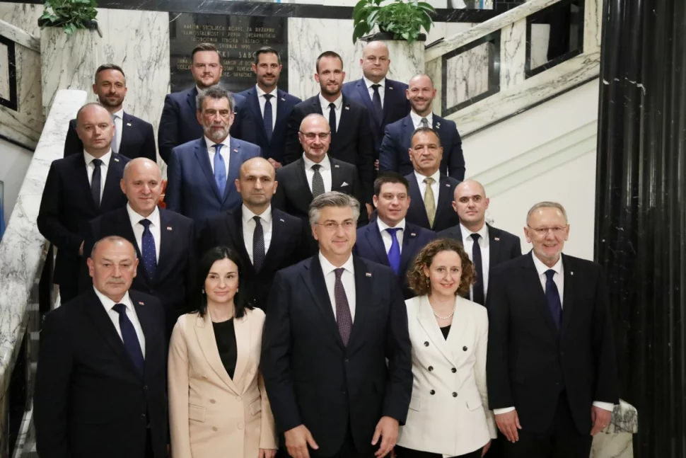 Jesu li si političari digli plaće kako bi si olakšali ono što slijedi ...