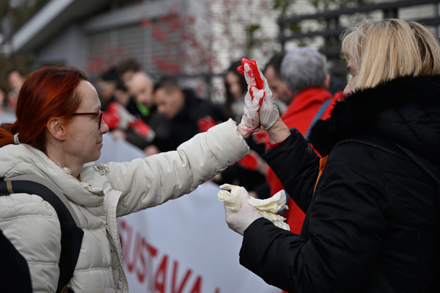 Hrvati stigli pred srpsko veleposlanstvo u Zagrebu: 'Ruke su vam krvave!'