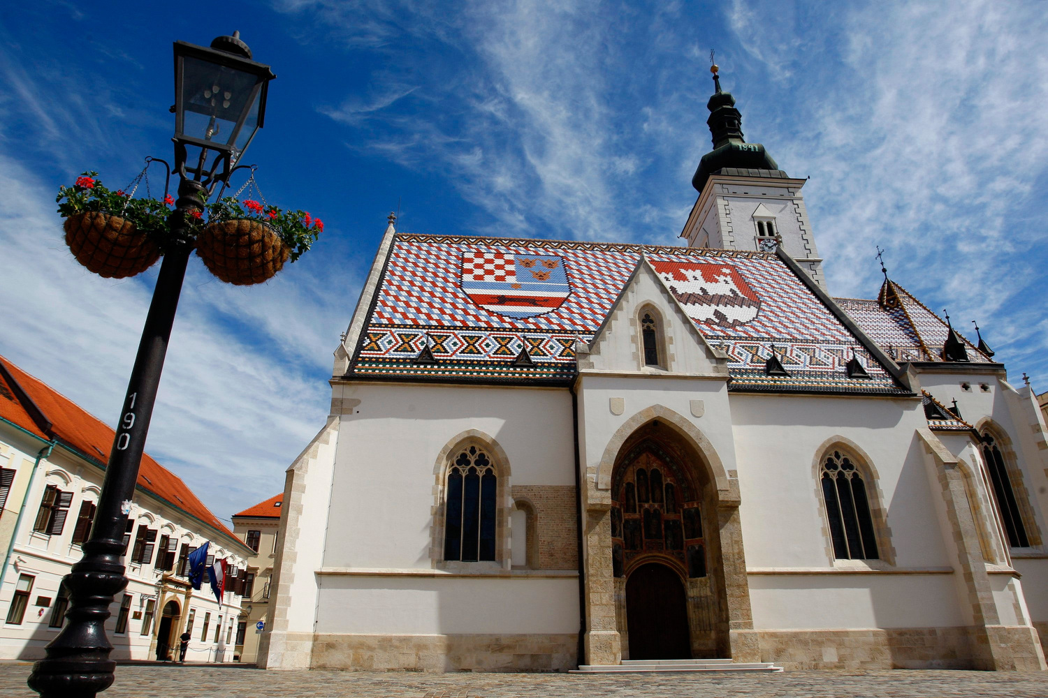 Donosi se deklaracija o grbu s prvim bijelim poljem: 'On ne pripada nijednoj ideologiji'