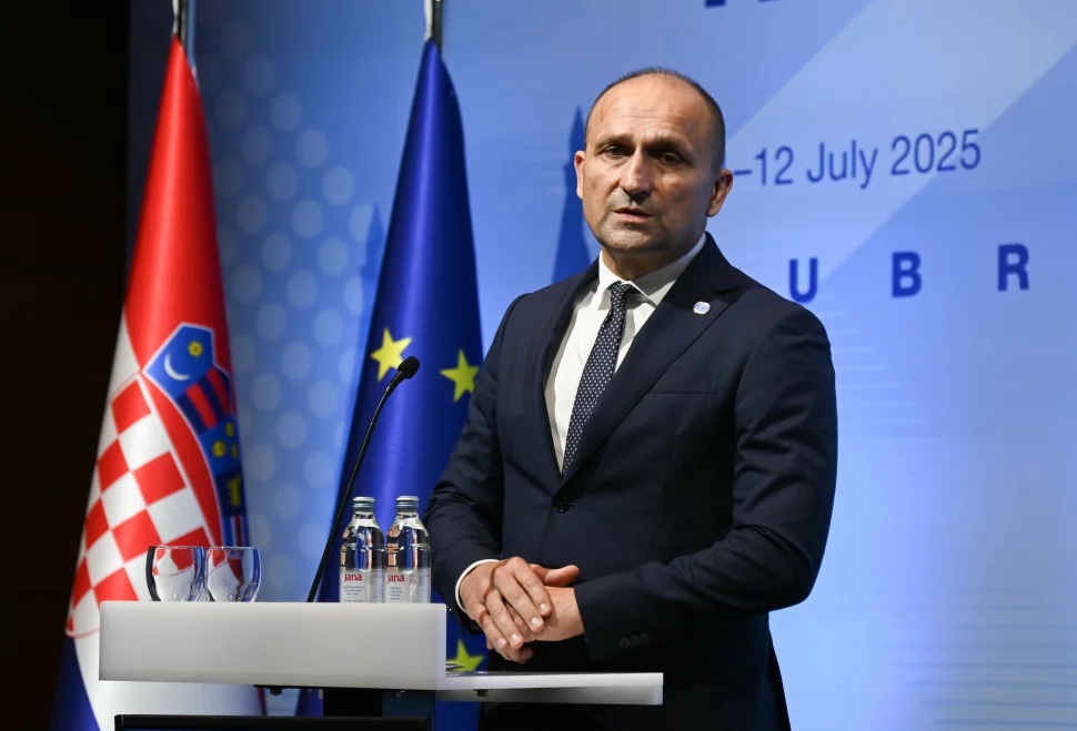 Anušić otkrio tko će pjevati himnu na mimohodu za Oluju