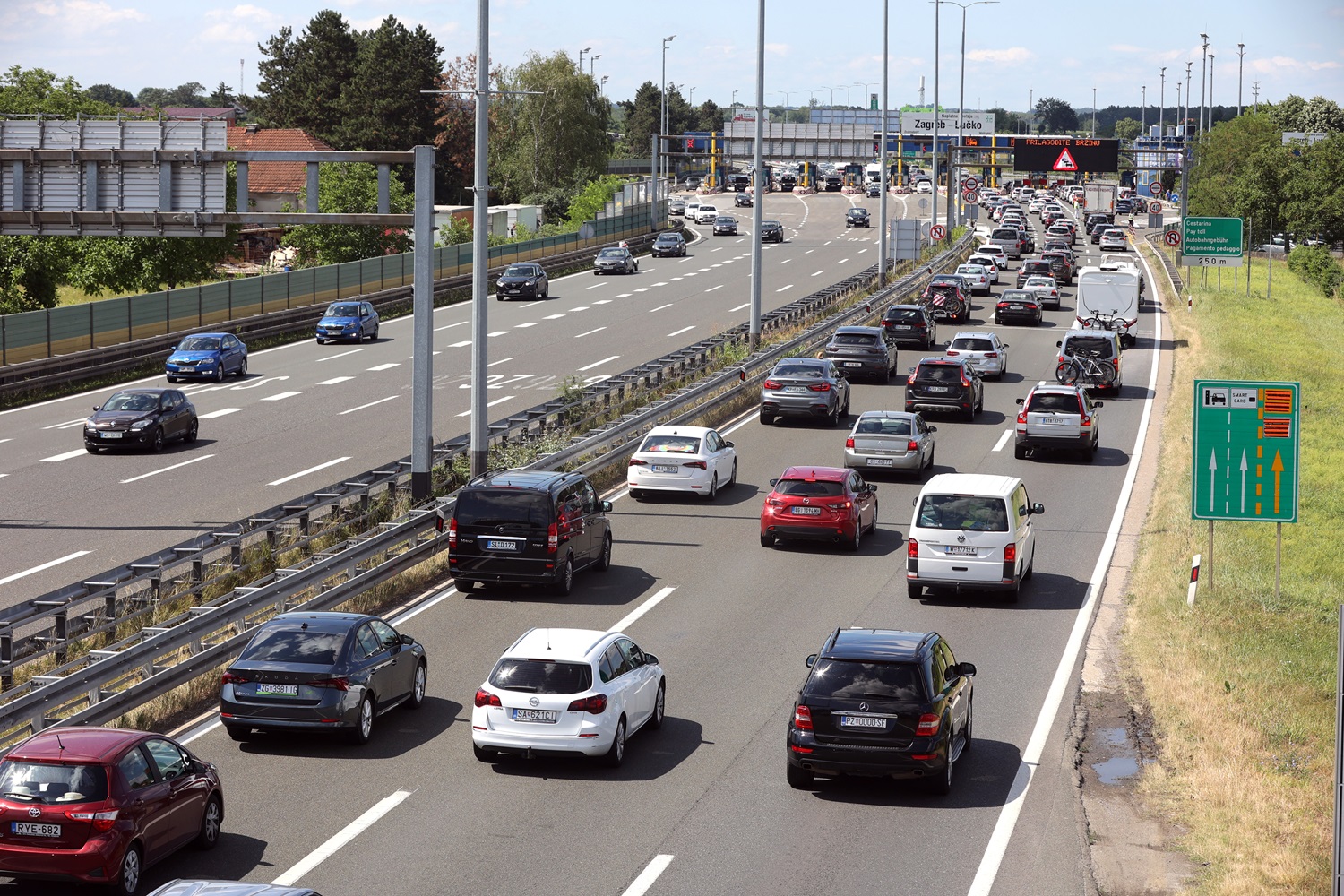 HAK poslao upozorenje: Zbog pješaka na autocesti vozi se uz ograničenje brzine