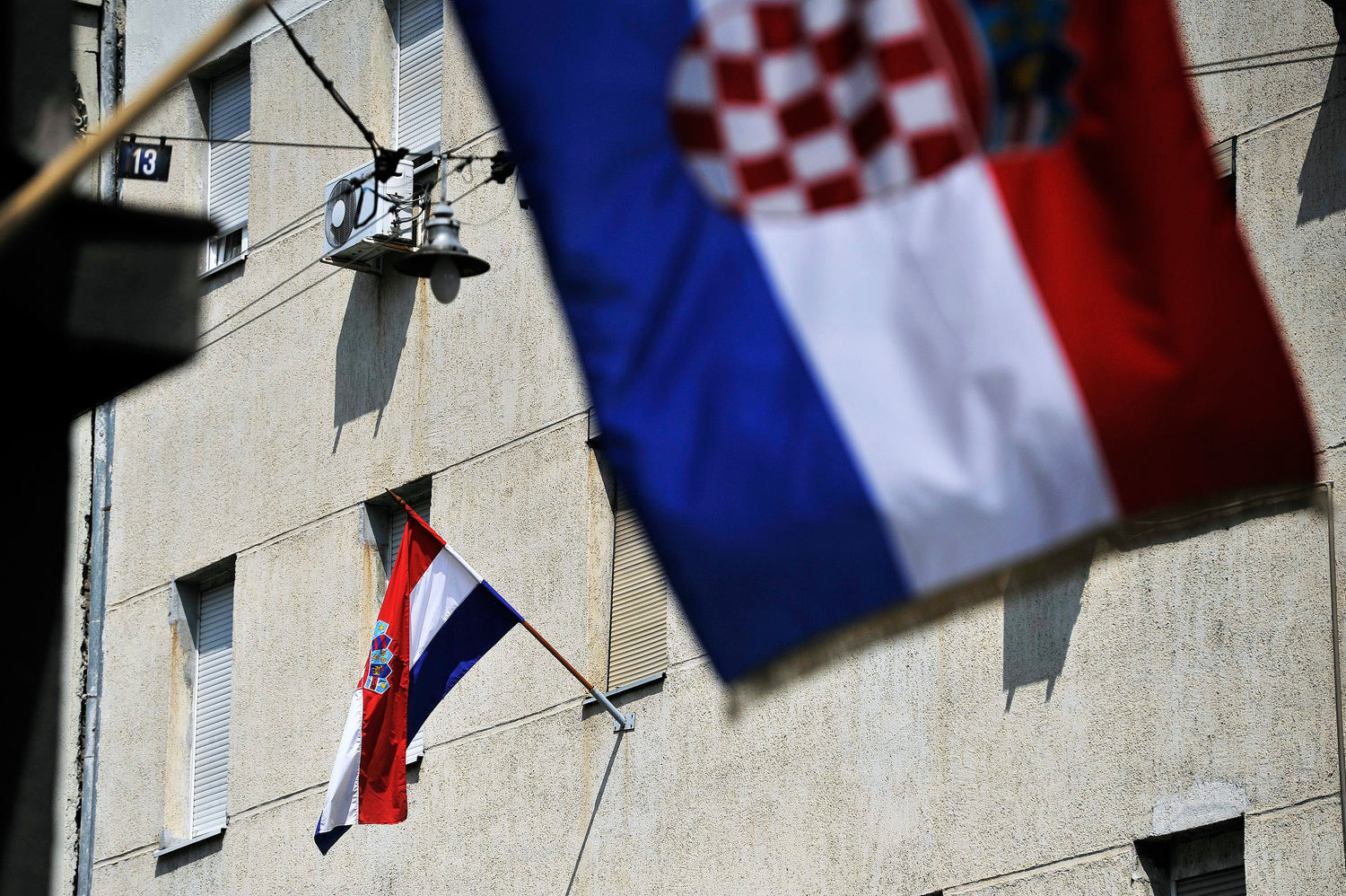 Za vrijeme obilježavanja 'Oluje' u Karlovcu zapalio hrvatsku zastavu: Oglasila se policija