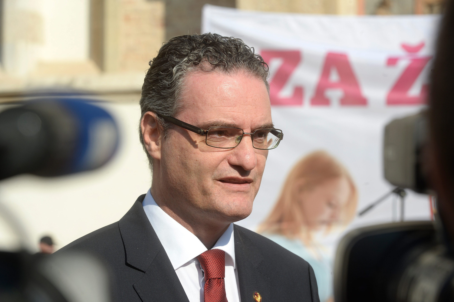 Vice Batarelo reagirao zbog napada nekih medija na suprugu: 'To je ...