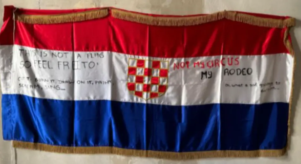 Objesila hrvatsku zastavu s prvim bijelim poljem pa poručila: 'Slobodno je režite i palite'