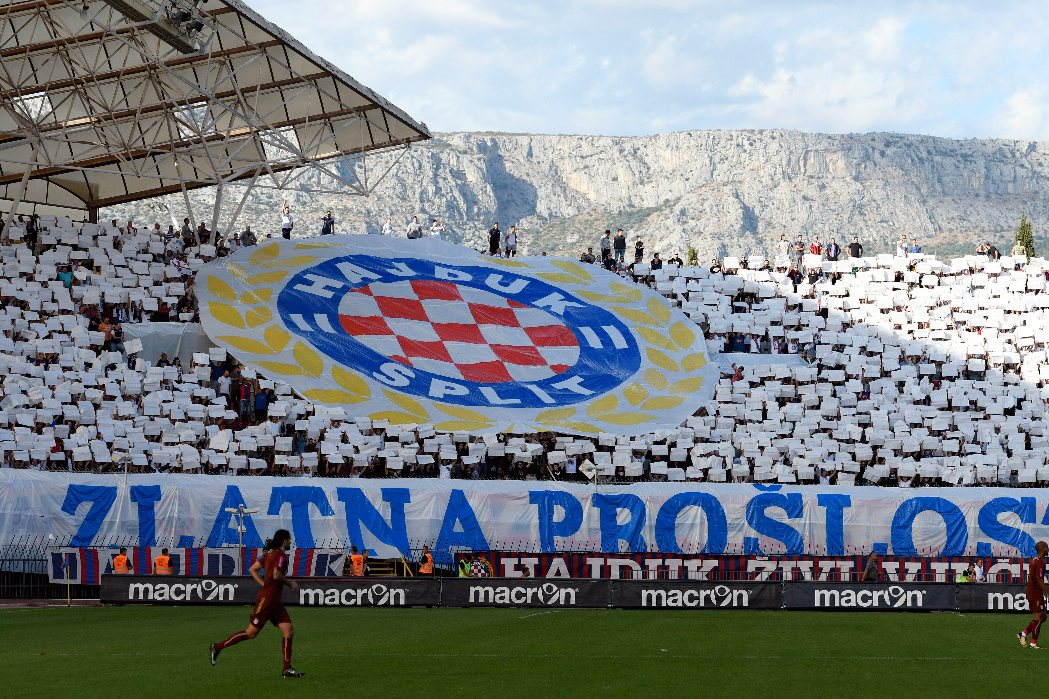 Torcida lijepu koreografiju pokvarila sramotnim skandiranjem